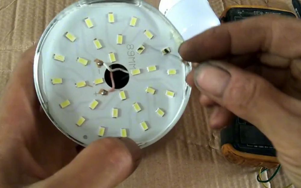 家里的LED灯坏了先不要扔,这样就能修好,很简单!