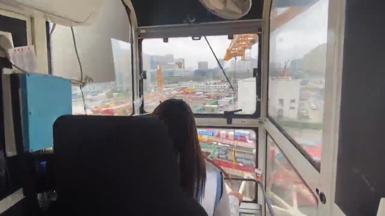 85后美女奋斗在鄞州,40米高空开塔吊!