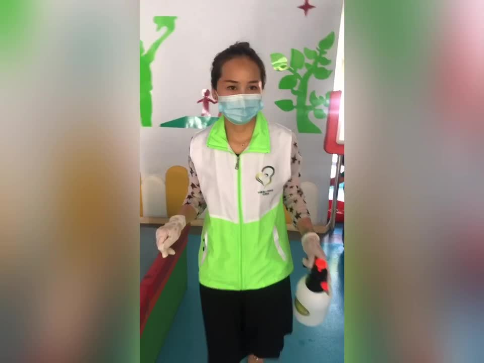 向学校捐赠了10桶84消毒液,10个喷壶#​我要上头条#