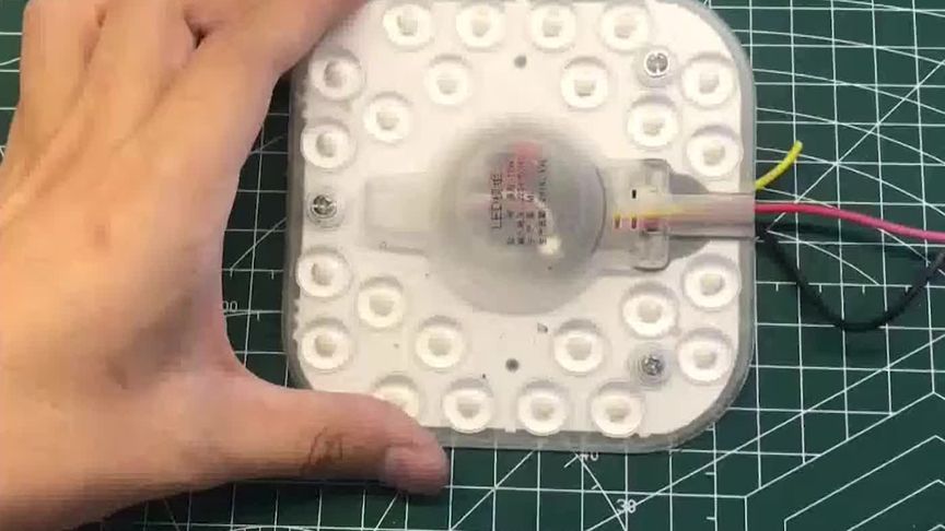 现在都得多才多艺,见识下修灯的电脑技术员