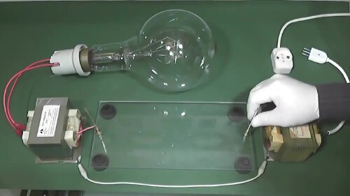 这玻璃是起到了电阻的作用吗?