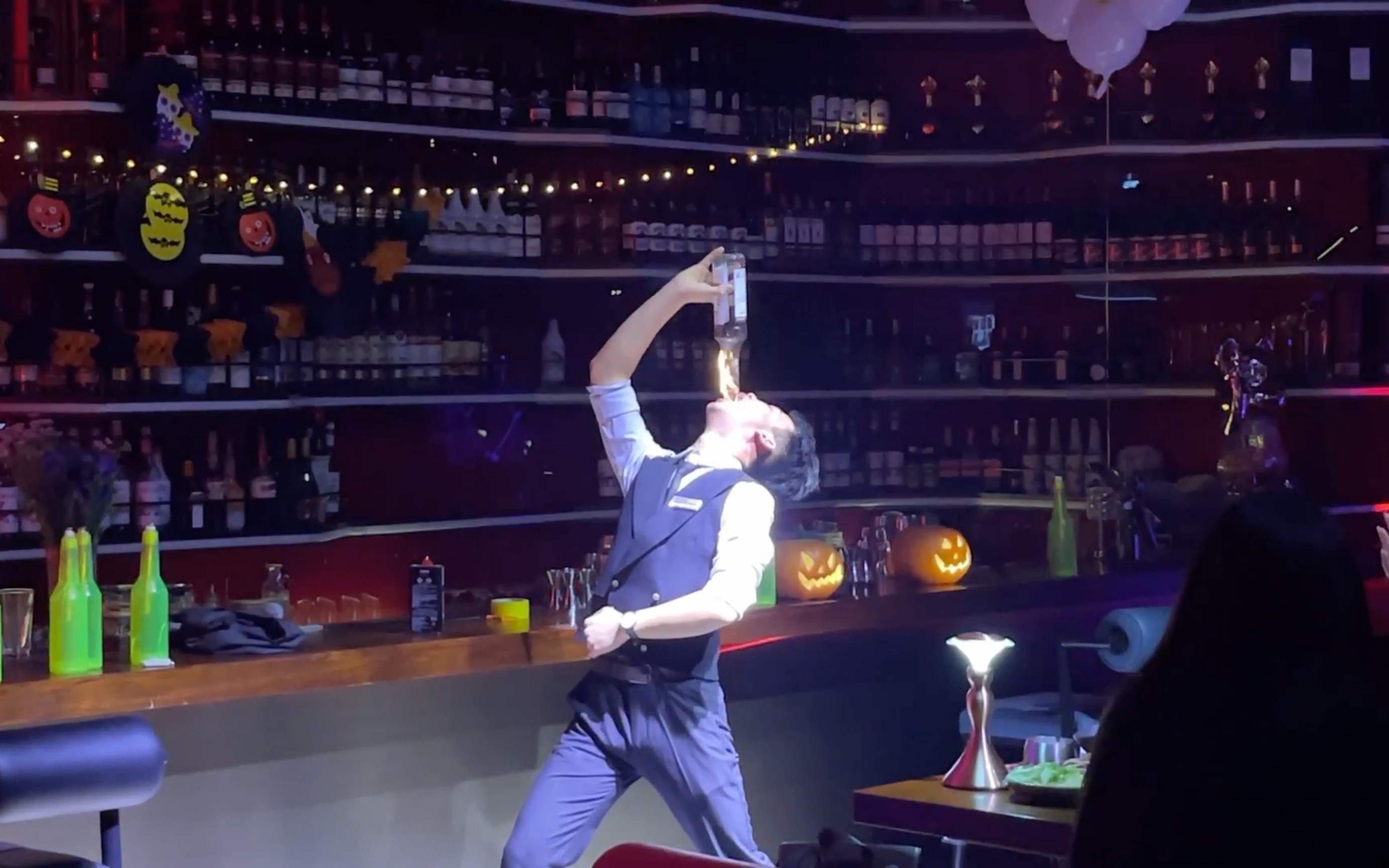 ...卡塔尔世界杯⚽来BINGO一站到底⚽️多台100寸夜晶电视现场直播...