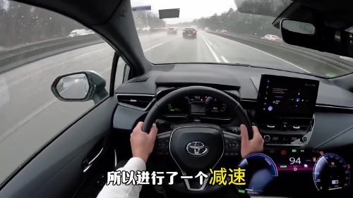 价值15万的丰田卡罗拉,遇到大雨天气,才知道它的性能有多强悍!