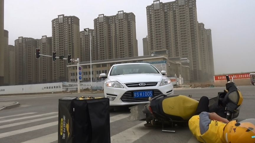 正能量:外卖小哥出车祸,还能不迟到送完外卖