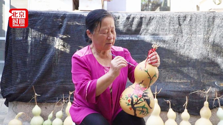 农村大妈12天学会画葫芦 百元一个成抢手货