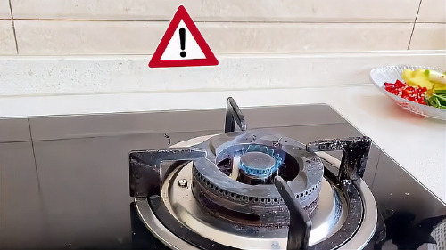 灶台这4样东西千万别放!不是迷信,真有安全隐患