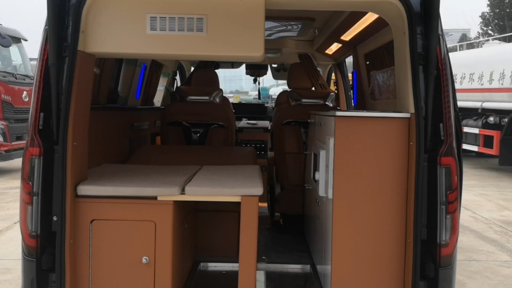 高品质的生活可以选择一款福特升顶房车