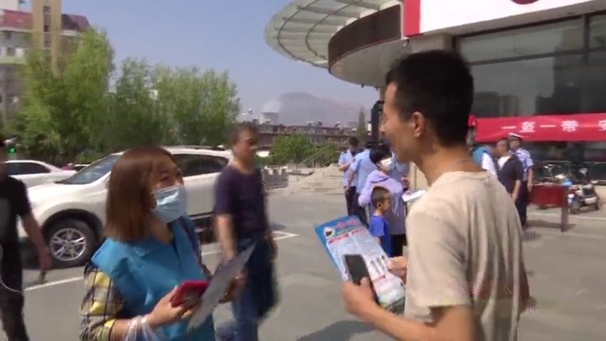 我区开展“一盔一带、安全常在”主题宣传活动