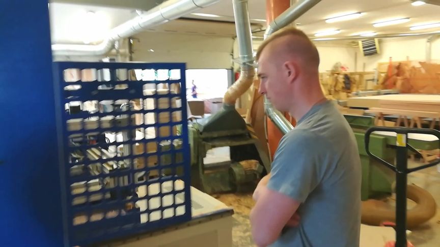 实录波兰实木家具厂全景,生产家具时用到哪些木工机械?