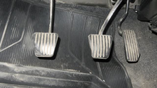 把刹车、油门、离合互换位置,你还会开车么,老外自己先懵了!