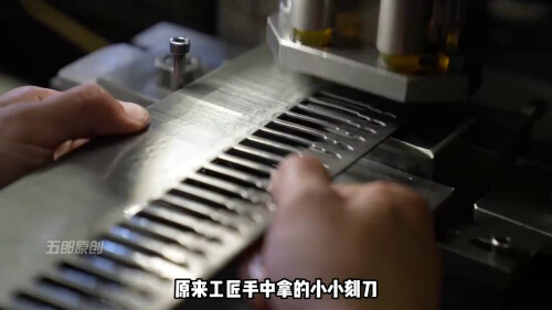 工匠常用的刻刀如何制作?取金属钢片将其做成刀头,工艺精益求精