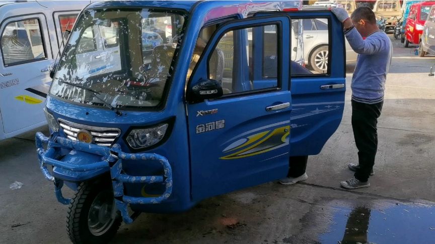 水冷发动机方向盘式全封闭燃油三轮摩托车挂牌