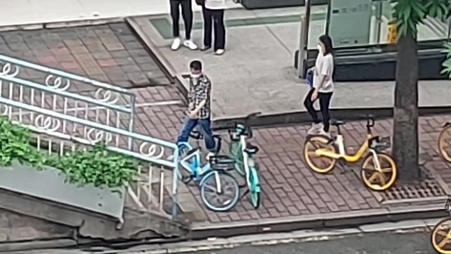 广州街头 今天的文明出行,有共享单车与电动车出演(背景音乐:公主出行)