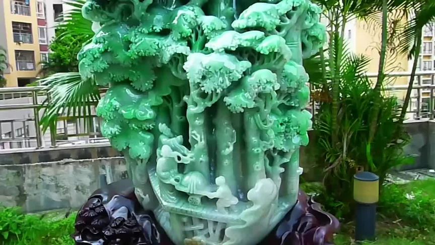 天然翡翠A货满绿高山流水山水牌摆件。 尺寸:720-380-260