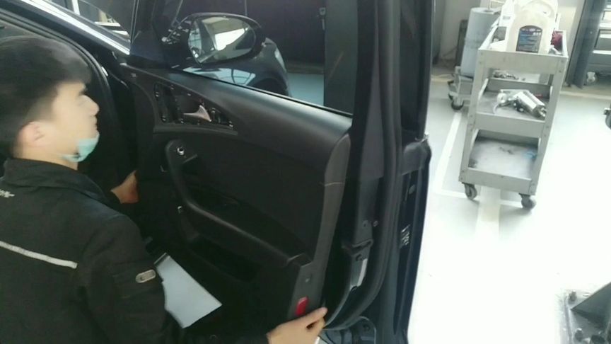 看看修车小伙,是怎样更换奥迪A6L的玻璃升降开关的