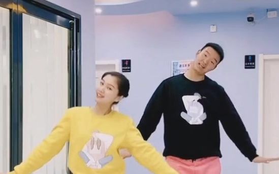 幼儿园超级可爱的舞蹈《小猪吃的饱饱》送给大家呦,简单又可爱