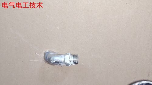 水管离墙太近,生料带只能缠外圈,内圈没法缠怎么办?方法很简单
