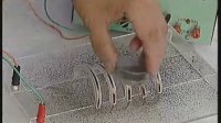 铁粉在通电螺线管的周围的分布