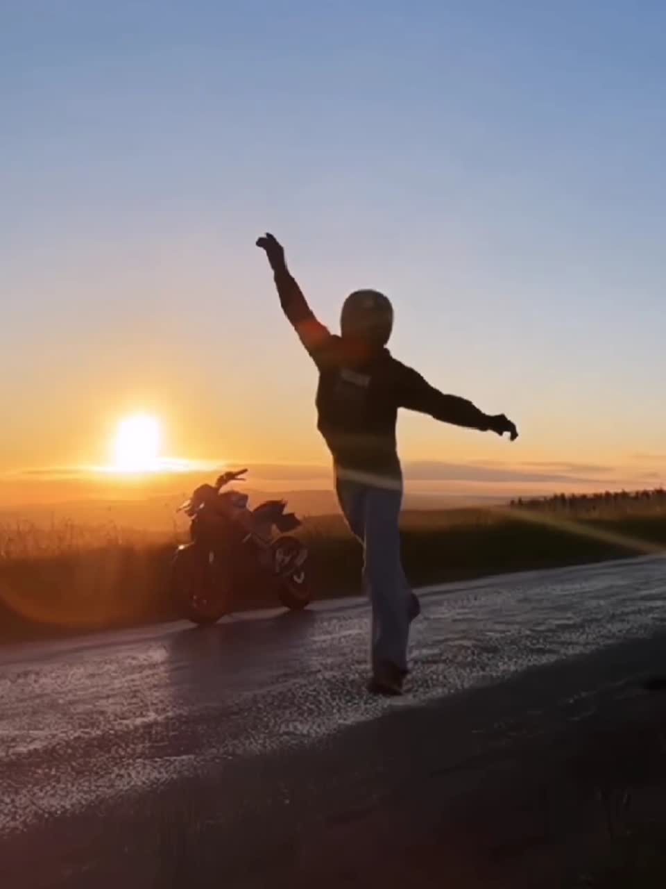 ...我的公路旅行要像风一样自由 #自由是灵魂的氧气 #专业动作请勿模仿