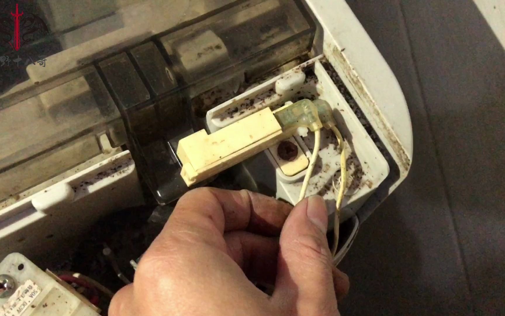 洗衣机脱水就报警滴滴响,拆开把这两条线短接一起就好,一分钱不用花