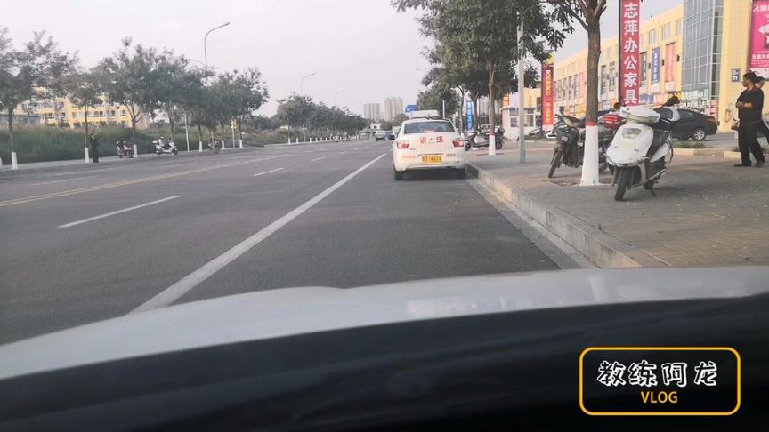 科三变道、停车正确操作姿势,胖胖教练上车演示,助你考试一力