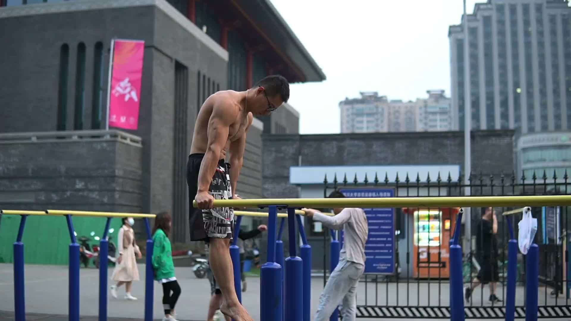 双杠训练,应该又有人要说不标准了!