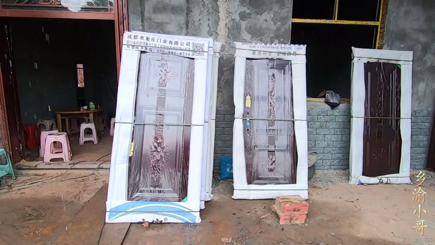 农村修房底层装钢质门,看到现场这操作,安装难度又加大了