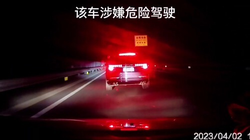 ...记录仪视角,该在存在危险驾驶,车友们请勿模仿,开车谨慎驾驶安全第一