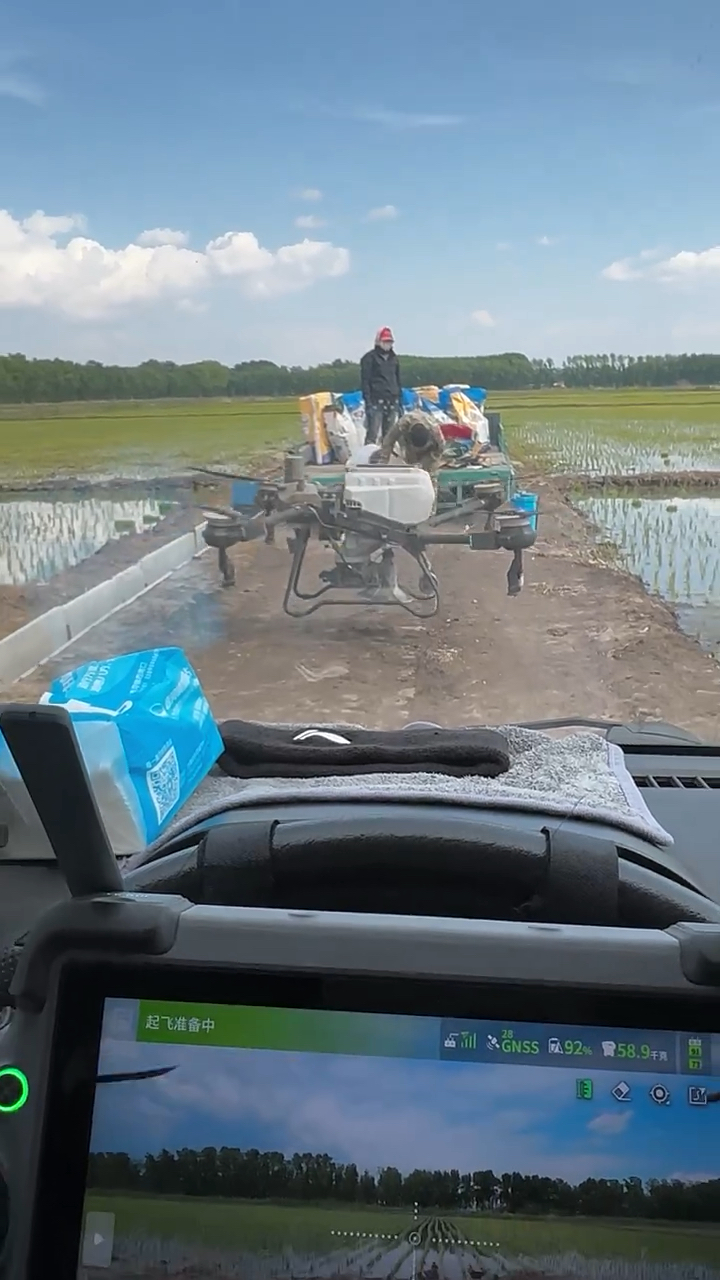 车内电器由30kw发电机组220v供电,哈曼卡顿2299,空调1200冷藏箱300...