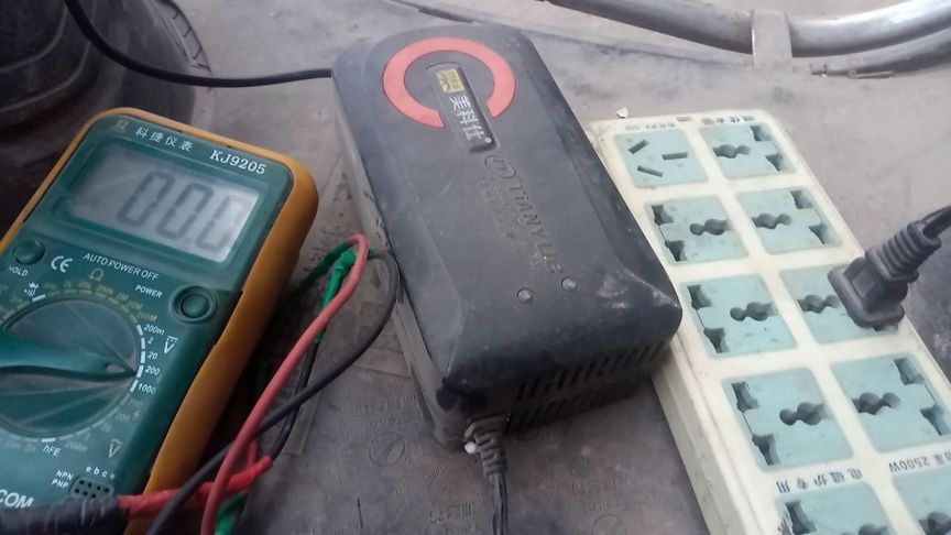 电动车电瓶亏电充不进去电怎么回事?师傅教你不用更换就能修复。