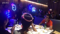海底捞服务太周到,还给顾客唱生日快乐歌