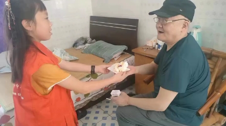 ...四川益路同行慈善服务中心双流志愿服务片区 的志愿者向孤寡残障...