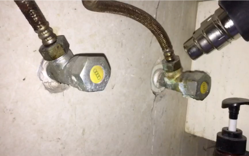 拆除老旧角阀,怕断丝,水电工用热风枪加热轻松取出并更换