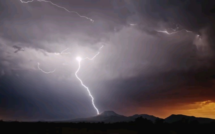 令人震撼的闪电奇观短片, 电闪雷鸣、风暴席卷,画面美得惊心动魄!被大...