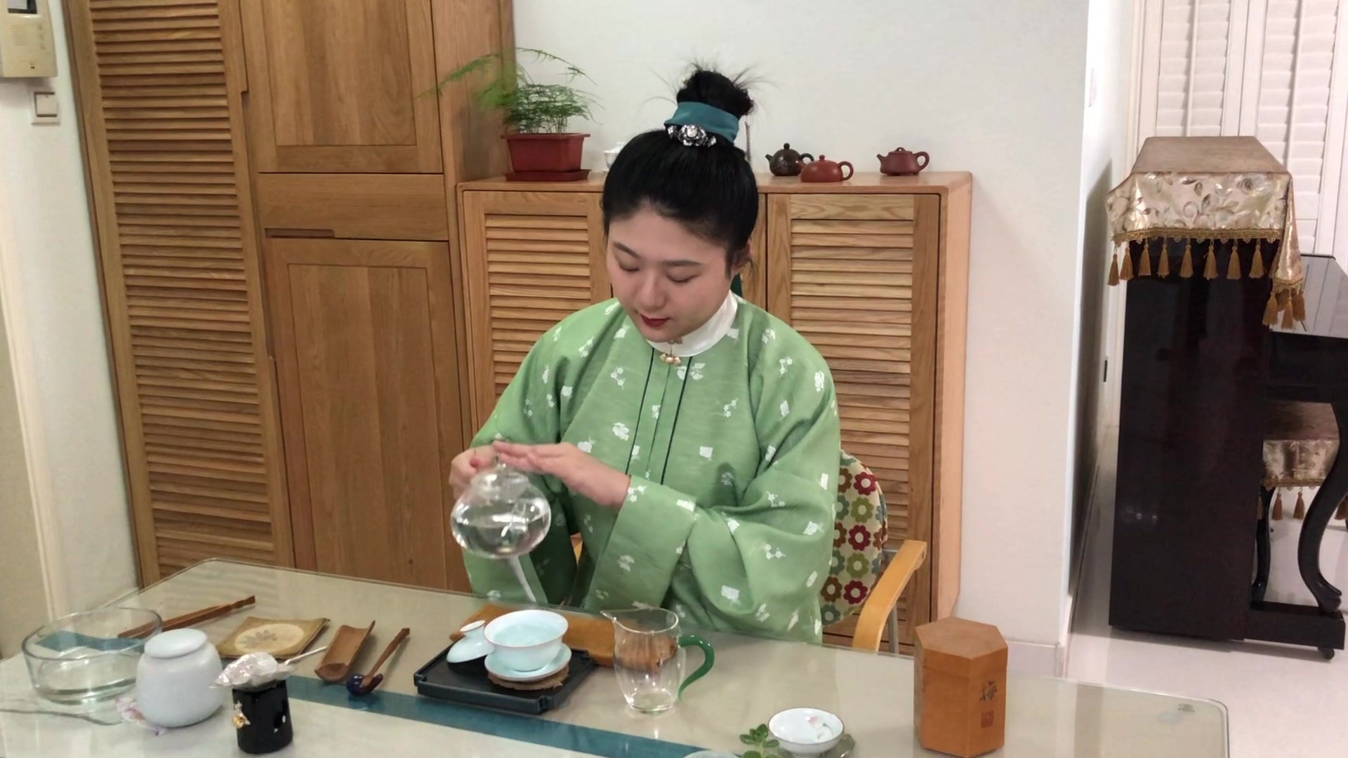 汉服小姐姐用盖碗泡西湖龙井