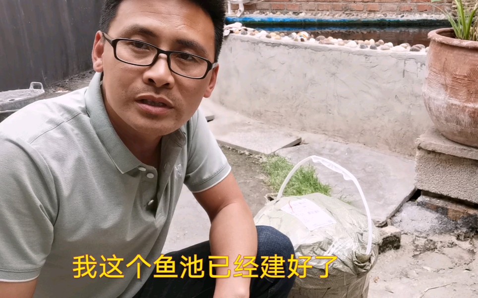 老乡的鱼池防水材料已到货,粉刷前先用堵漏王抹一遍