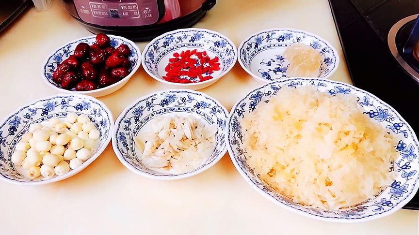 要想皮肤好,经常喝银耳莲子枸杞红枣汤,保持年轻的秘诀就在此。