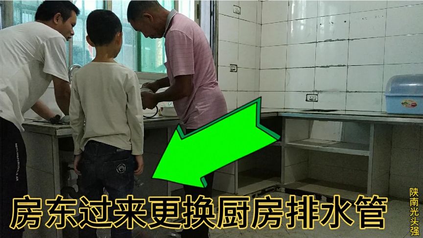 厨房洗菜池排水管坏了房东过来跟换!顺便搞下卫生…#生活日常
