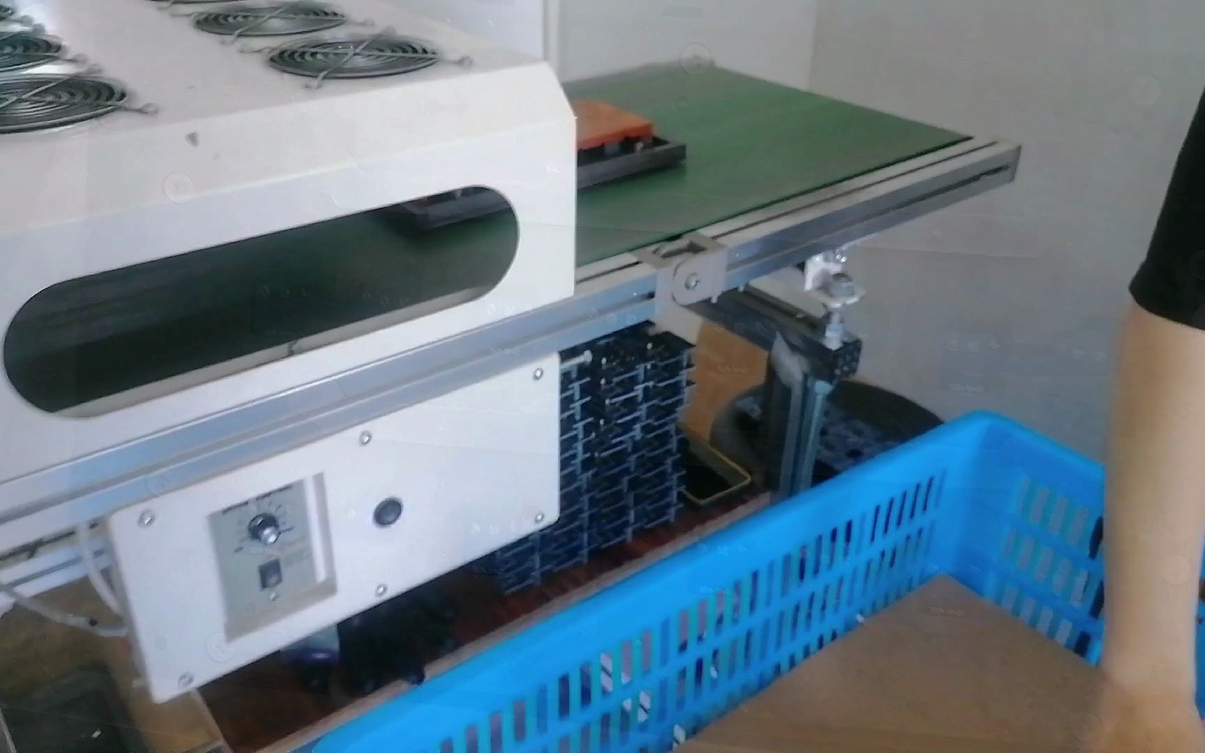 博维科技浙江客户现场波峰焊焊锡生产线外加离线aoi检测仪