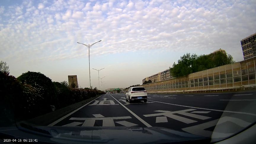 4月16日沃尔沃s90原厂行车记录仪记录上班途中见闻