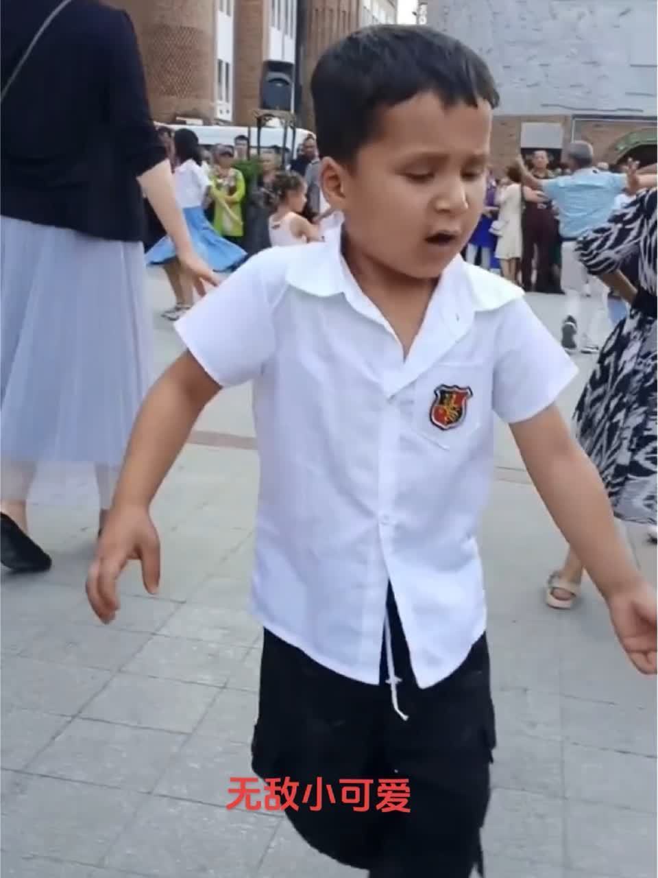 一组新疆萌娃无敌小可爱#无敌小可爱 #新疆萌娃 #童年动画 #新疆墨镜...