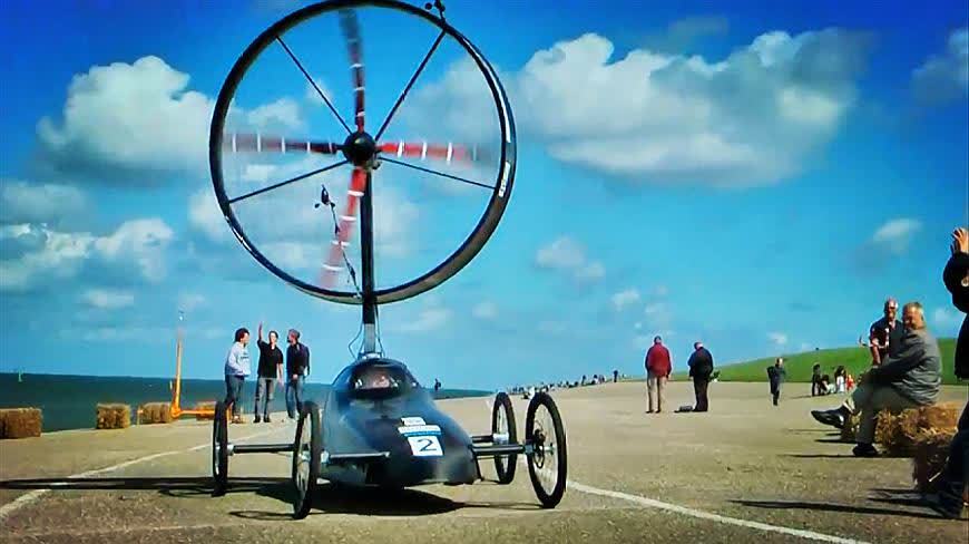 大学生发明的三轮自行车,时速24公里,靠风就能跑!