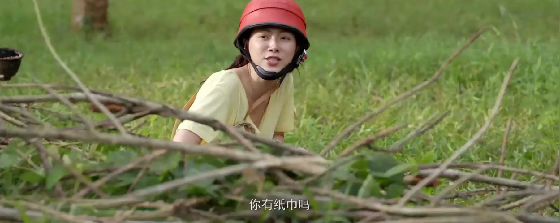 美女憋不住了,在野外拉肚子,男友的解决办法太搞笑