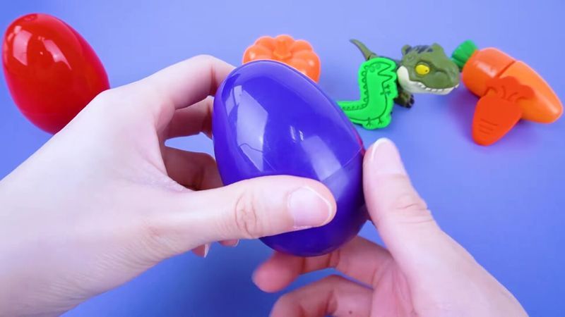 儿童乐园彩泥系列:彩色蛋里的橡皮泥玩具制作不同图案