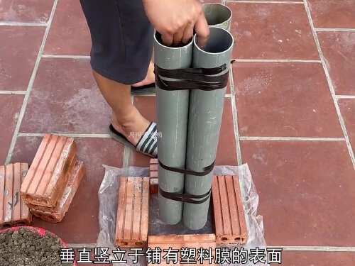 小伙竟巧妙利用瓷砖玻璃塑料管