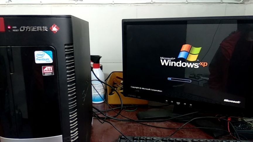 有朋友私信我,拍一个方正台式机安装Windows XP系统的开机过程。