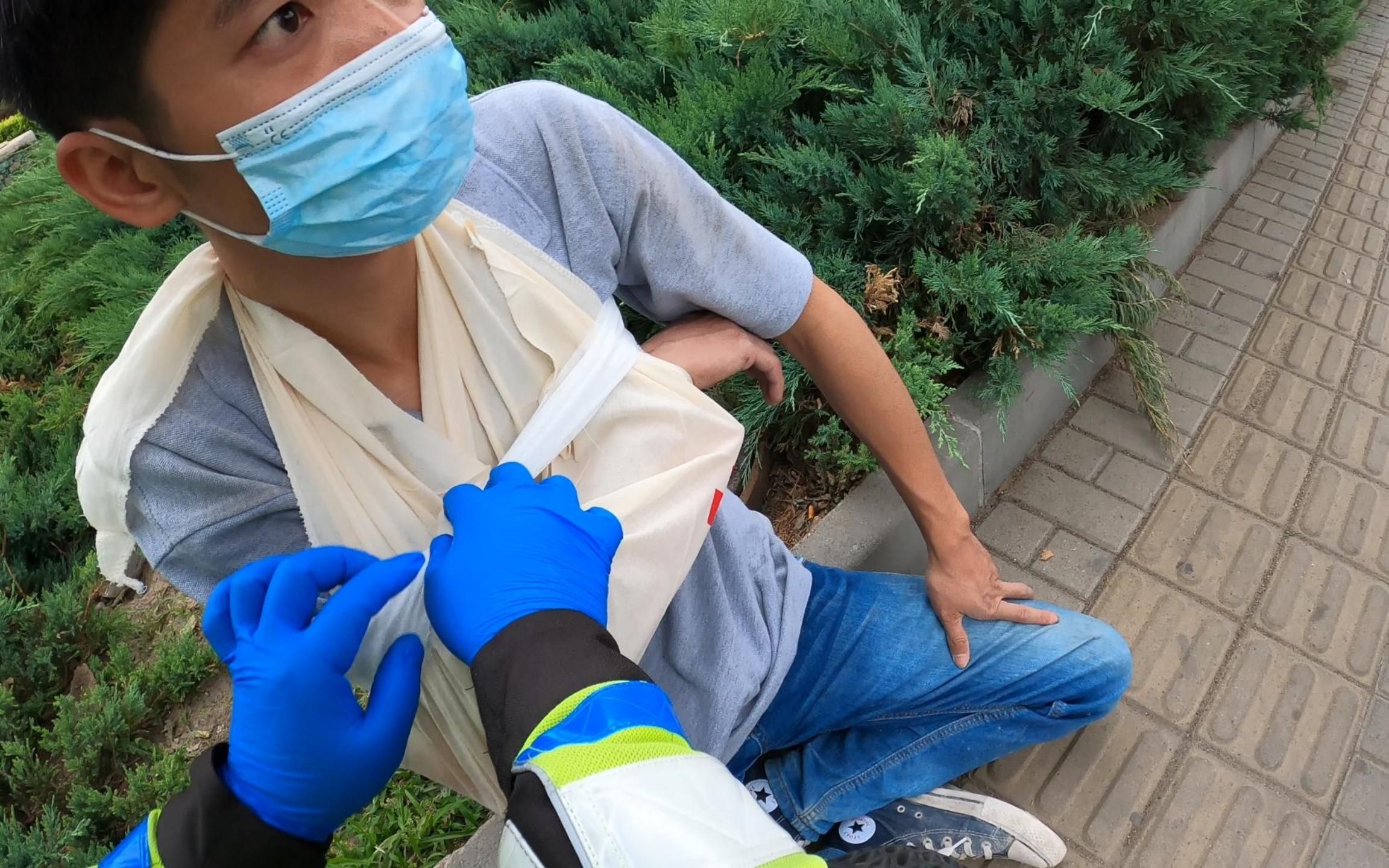 电动车交通事故,驾驶员怀疑前臂骨折,现场固定等待交警处理后告知...