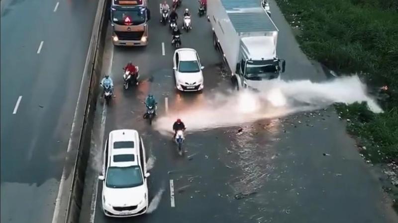 雨天事故现场 小心驾驶,安全到家!