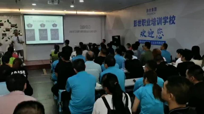 周六运营管理课程,今天可以不穿校服,放松学习。见面从微笑开始