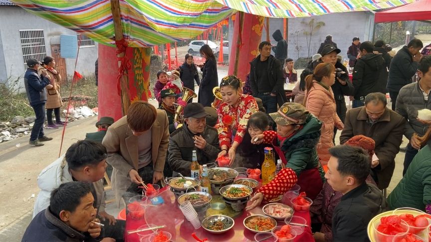 张家界农村婚宴,吃饭之前先吃鸡蛋,这风俗你们那可有